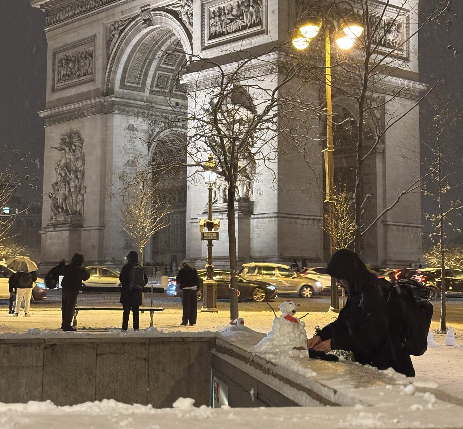 FRIO EXTREMO E NEVE LANÇAM CAOS EM PARIS (VÍDEO) - 24Horas